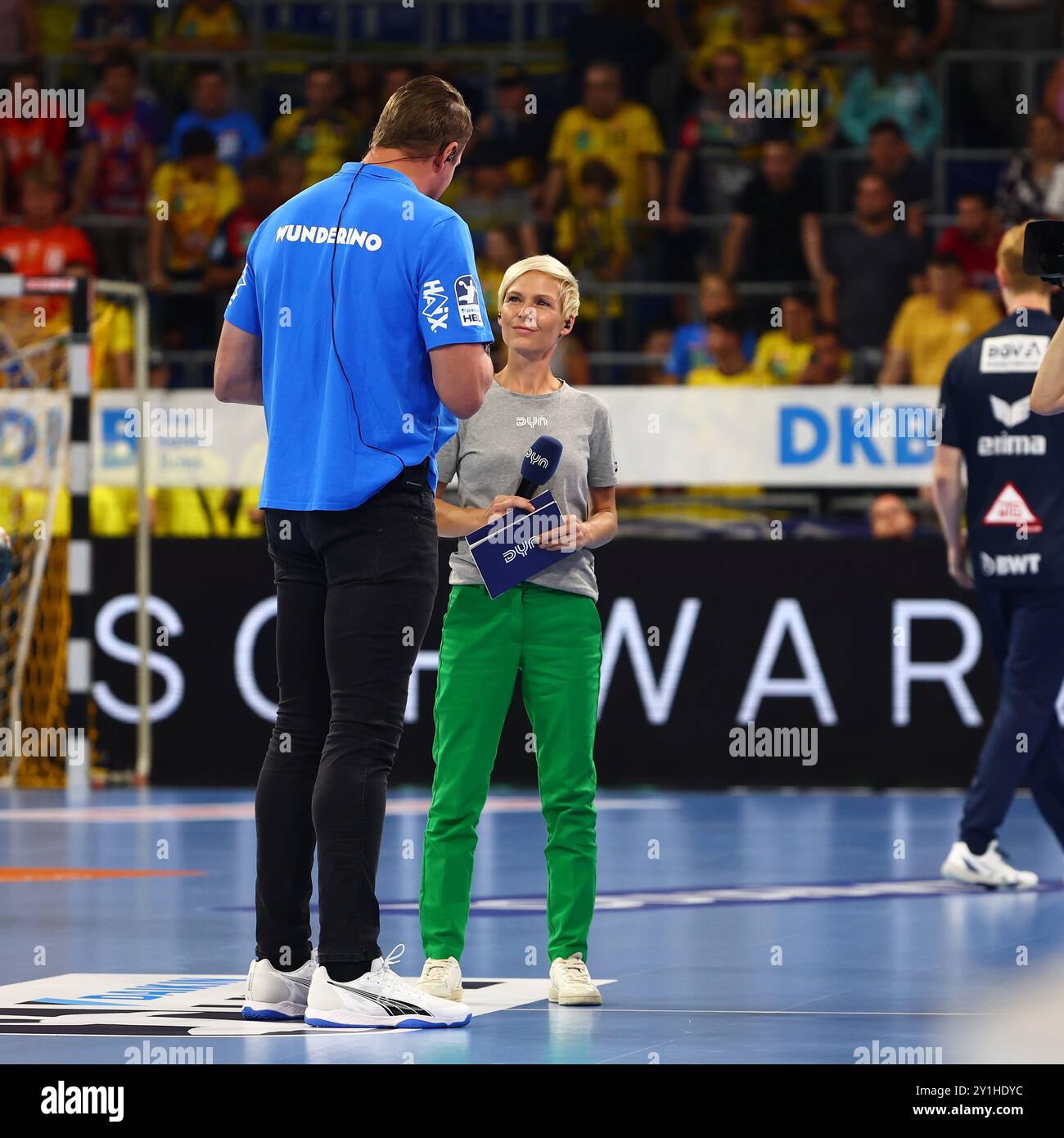 Trainer Filip Jicha (Kiel) mit DYN-Moderatorin Anett Sattler Rhein ...