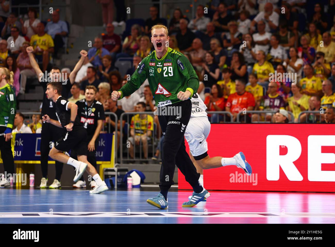 David Spaeth (Rhein-Neckar Loewen) jubelt Rhein-Neckar Loewen vs THW ...