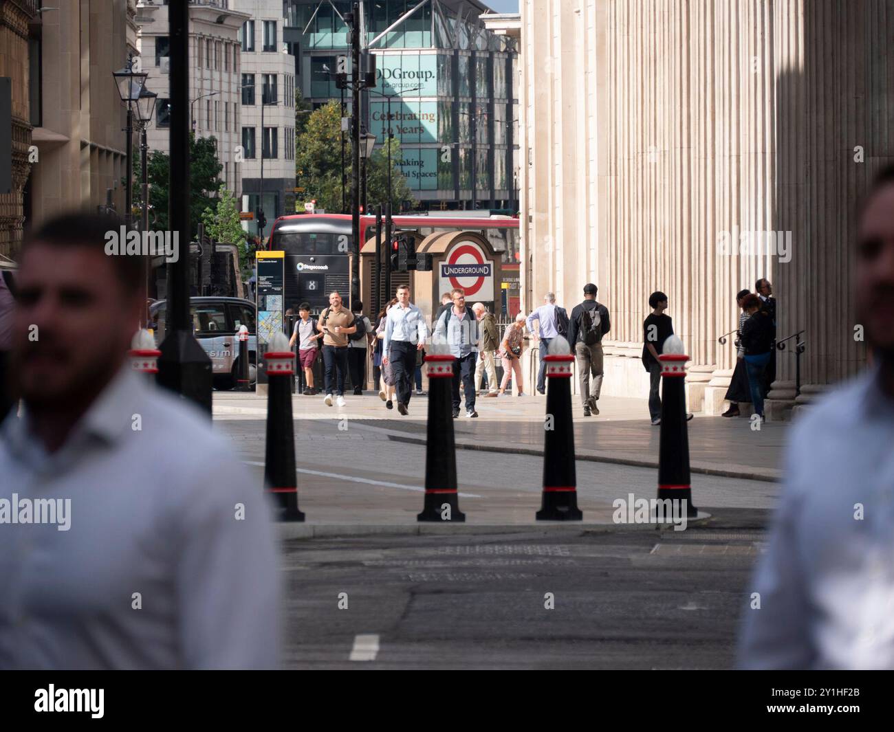 Threadneedle street london pedestrians hi-res stock photography and ...