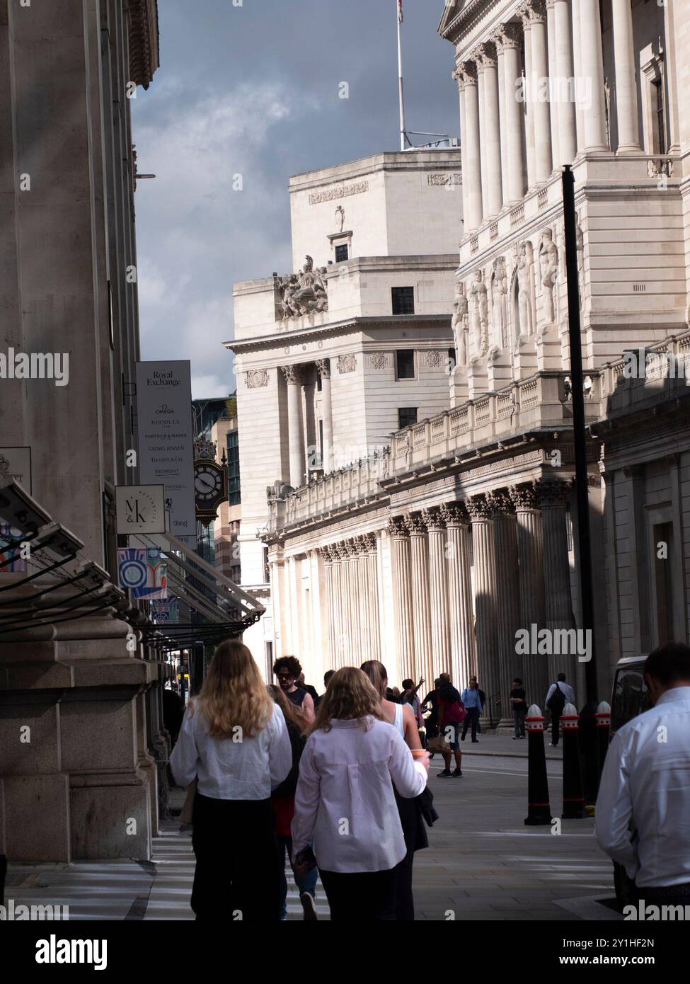 Threadneedle street london pedestrians hi-res stock photography and ...