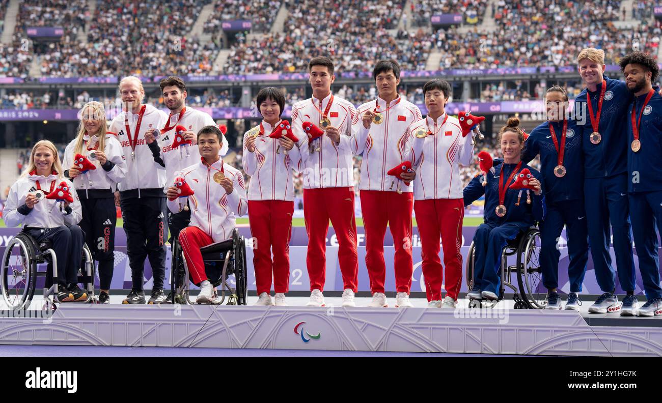 Paris, France. 7th Sep, 2024. Gold medalist team China (C), silver ...