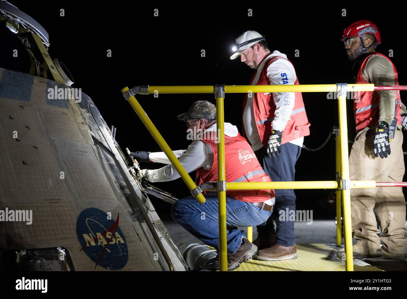 Crew capsule desert hi-res stock photography and images - Alamy