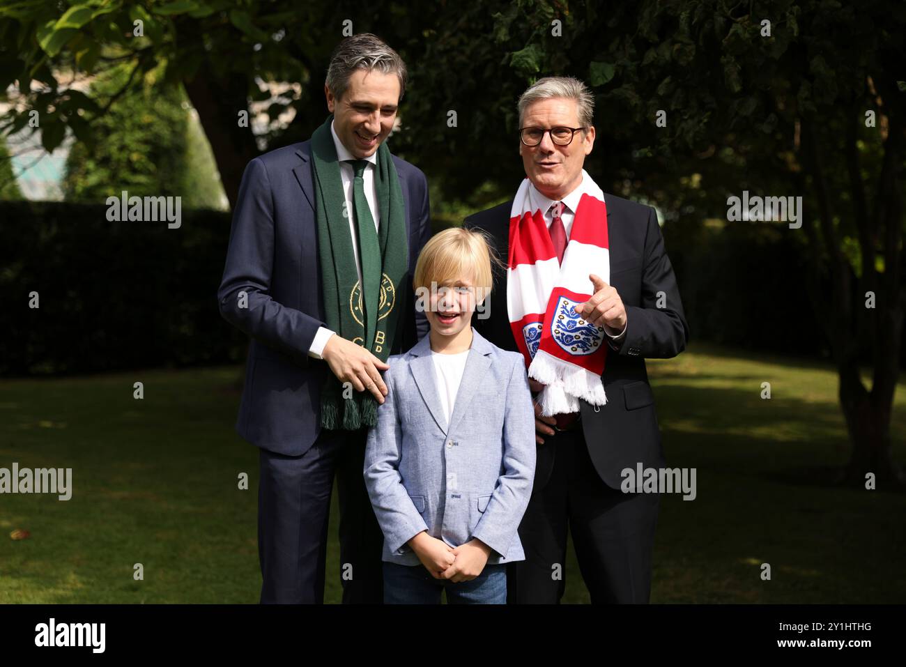 The Prime Minister of Ireland Simon Harris, left and Britain's Prime ...