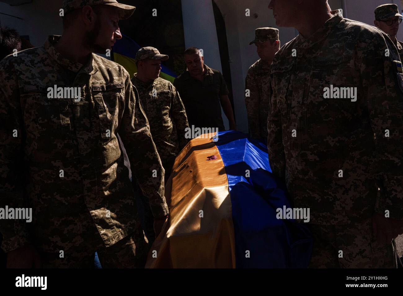 Ukrainian servicemen carry the coffin of their comrade killed in a ...