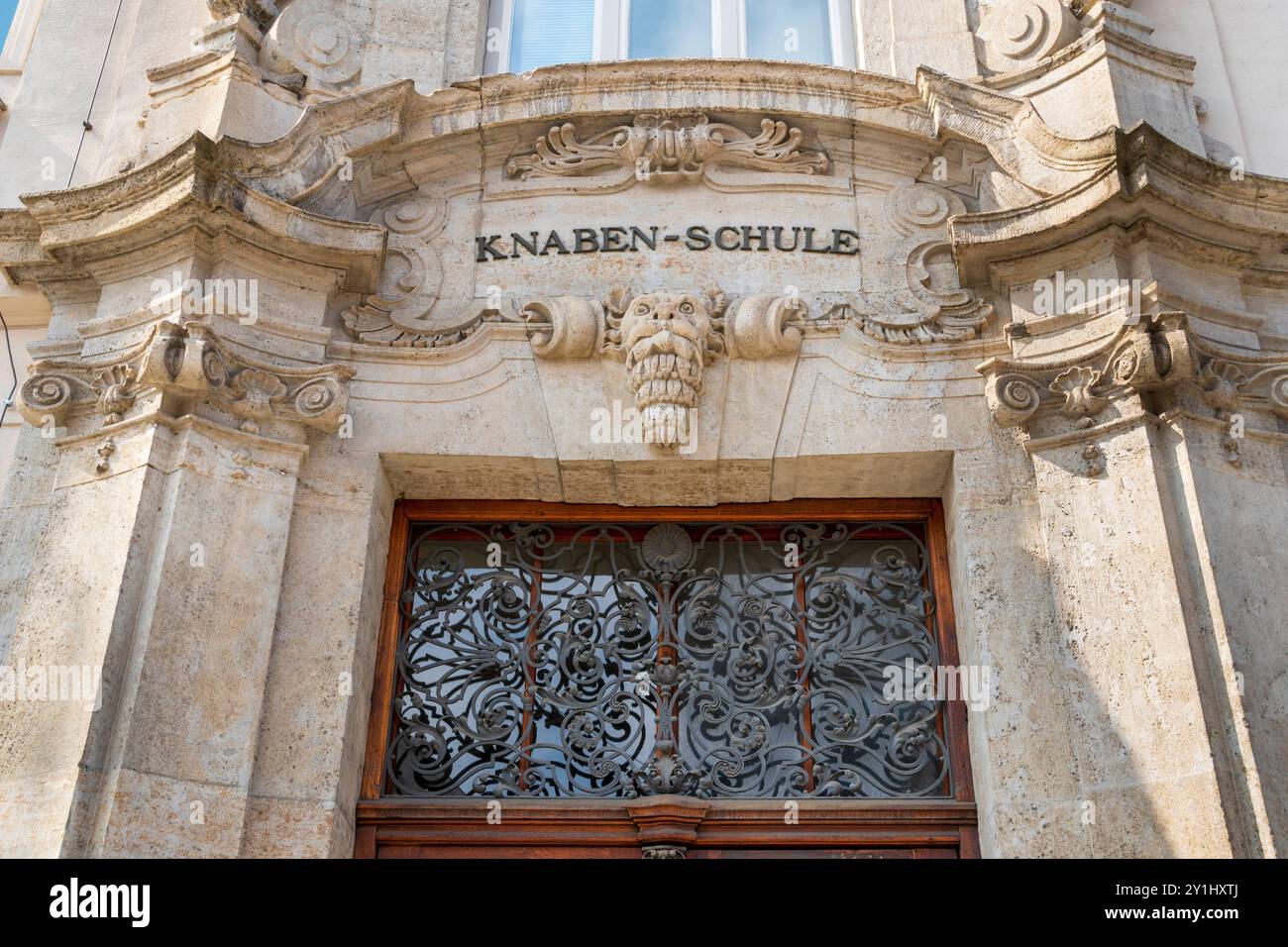 Historische Knaben-Schule in der Maximilianstraße in der Altstadt von Augsburg Historische ...