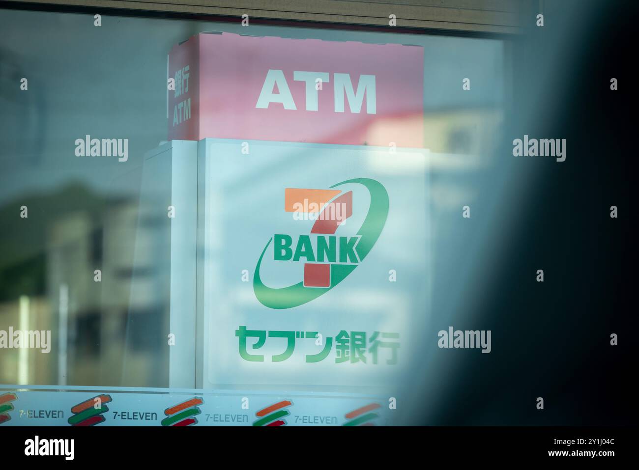 Seven bank ATM machine at 7-eleven store in Japan Stock Photo - Alamy