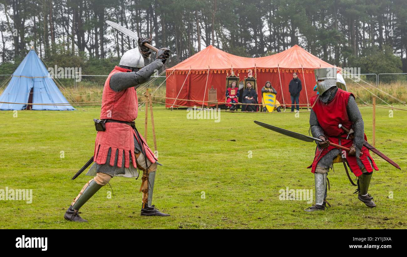 Two people dressed as knights hi-res stock photography and images - Alamy