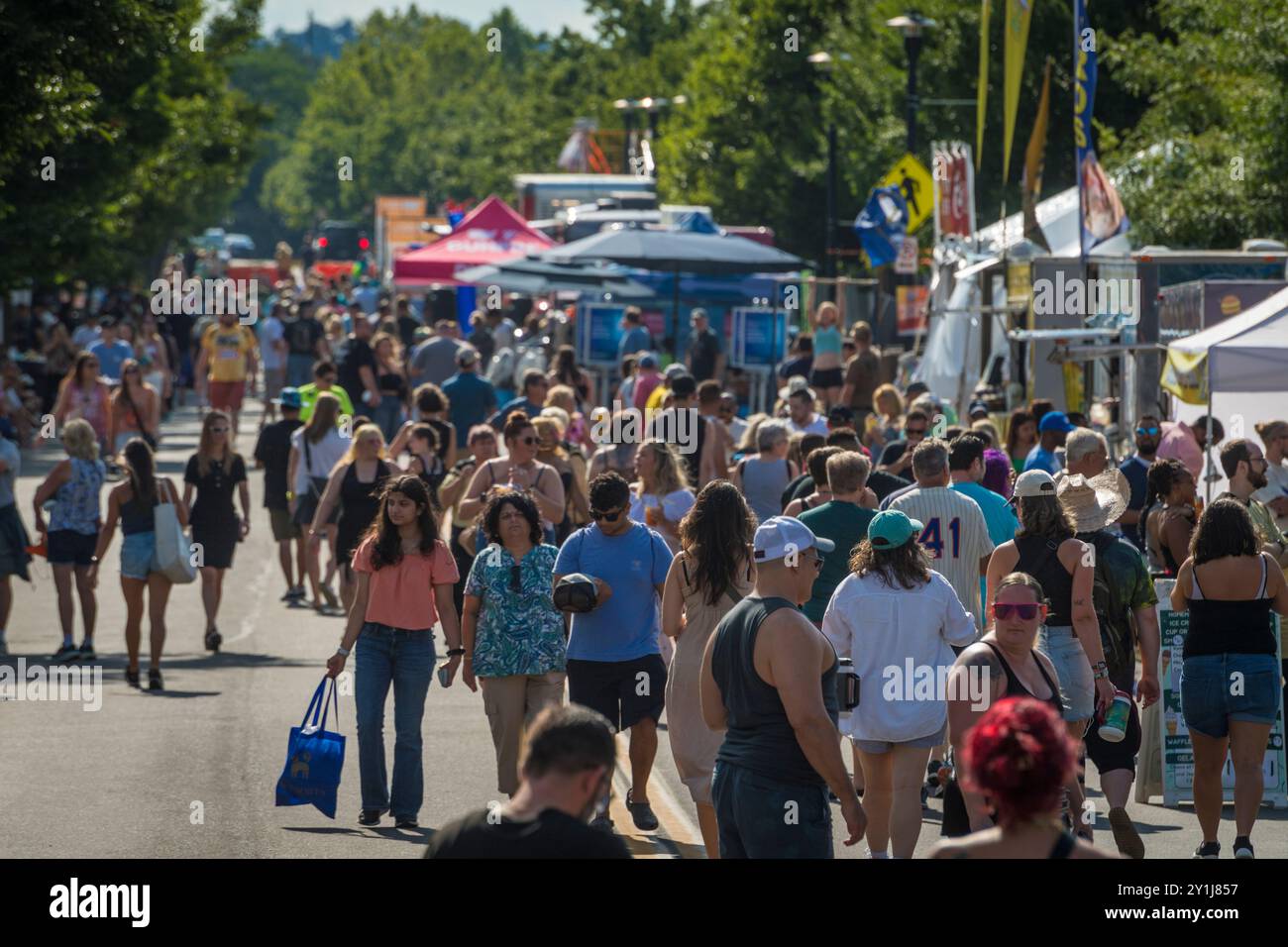 Crowd people in summer walking hi-res stock photography and images - Alamy