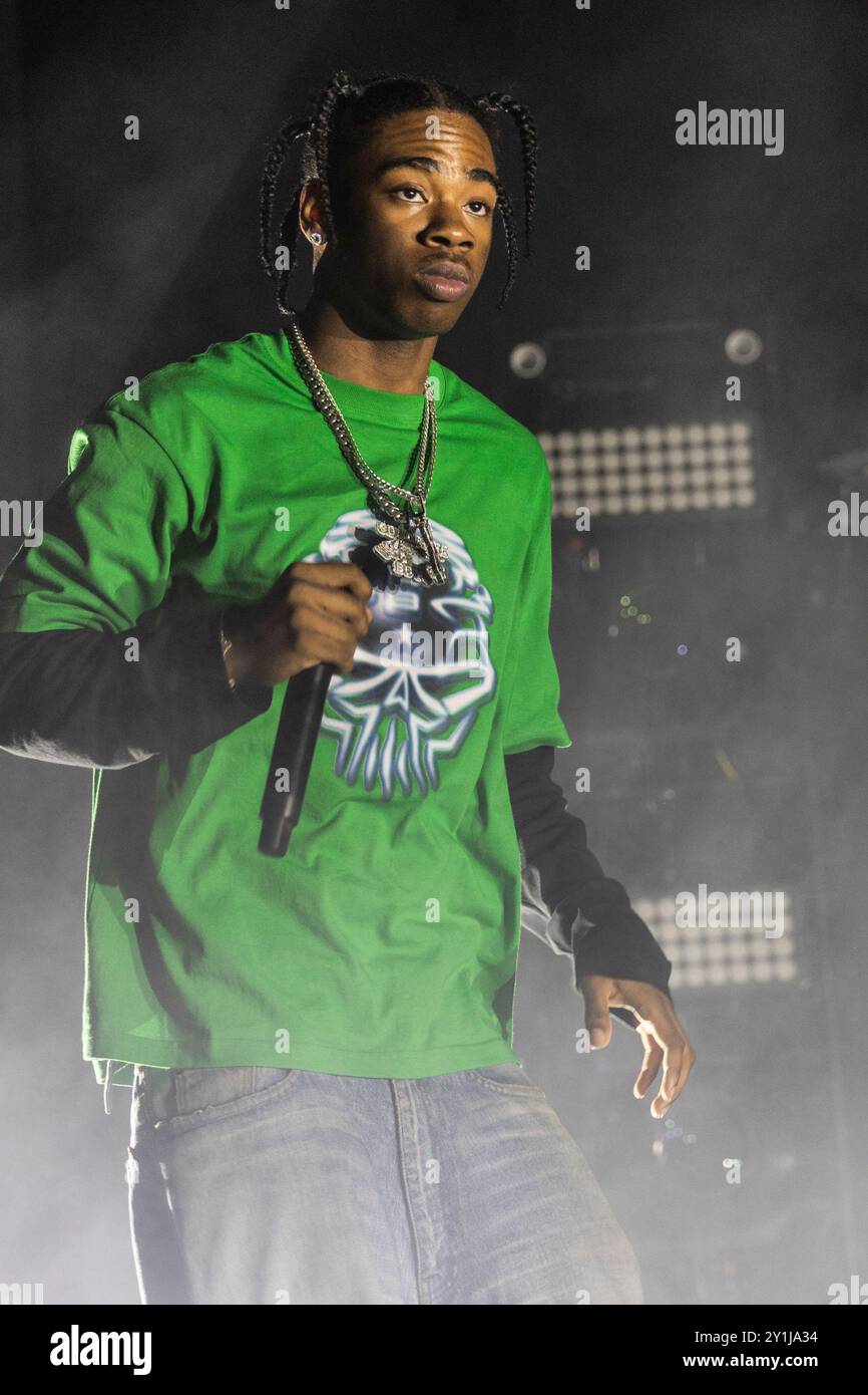 Camo concrete collective boys concert italy hi-res stock photography ...