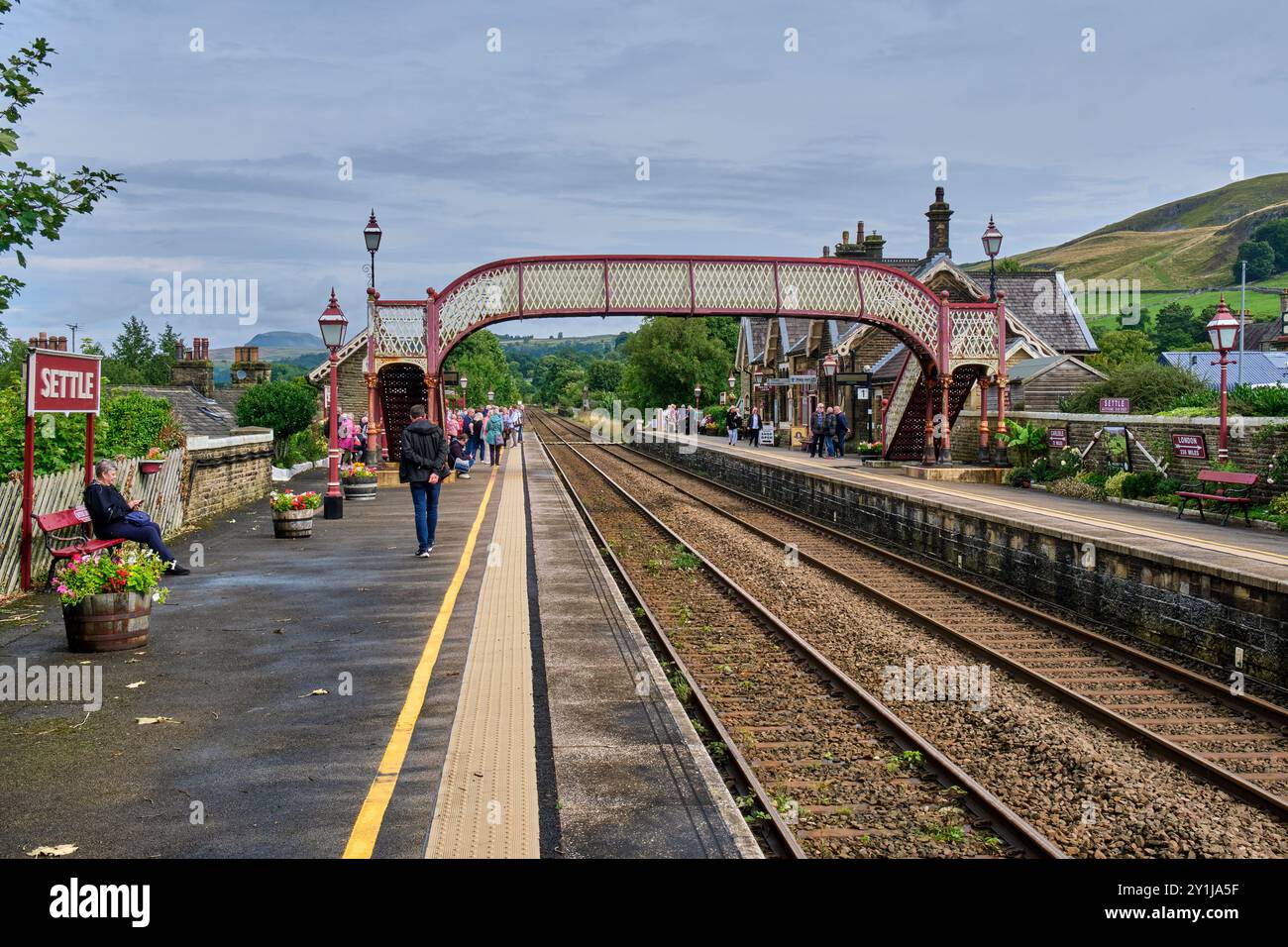 Settle station platform railway hi-res stock photography and images - Alamy