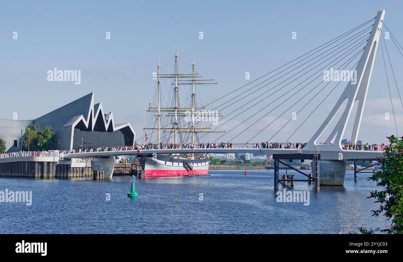 Govan to Partick pedestrian and cycle bridge over the River Clyde in ...