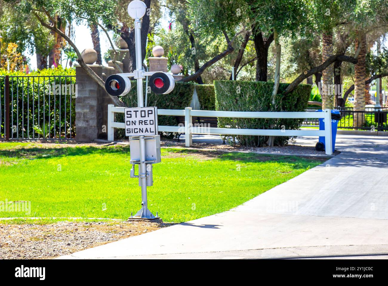 Small Railroad Crossing Stop Sign With Red Lights Stock Photo - Alamy