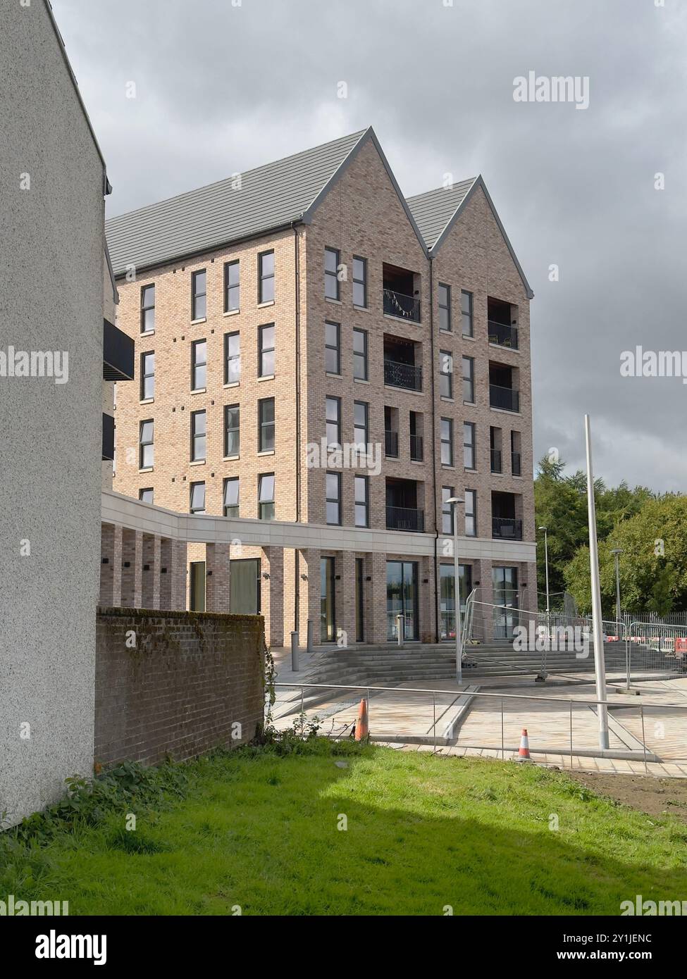 Modern high rise flats at new development Stock Photo - Alamy