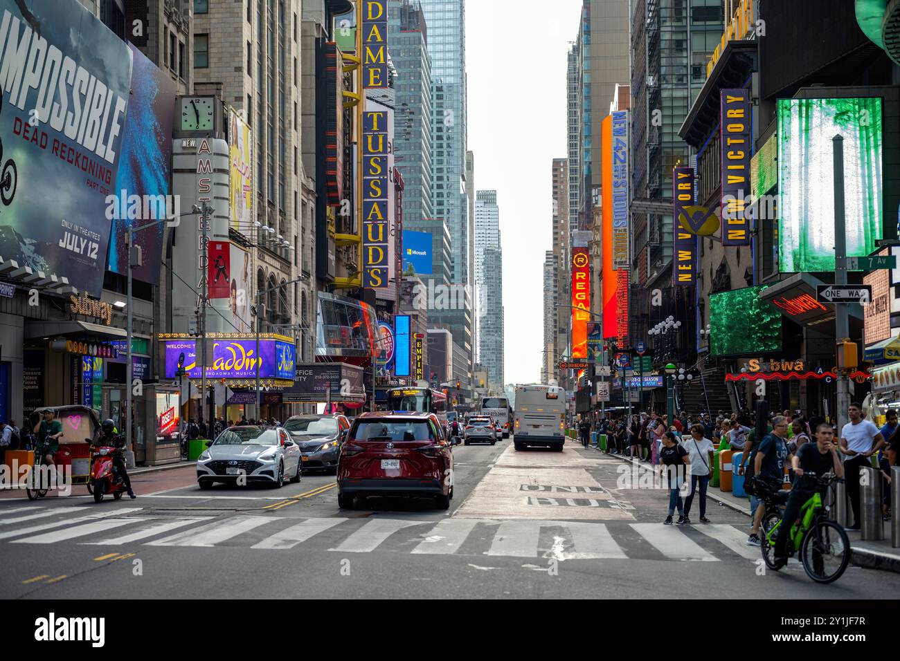 Busy crosswalk in times hi-res stock photography and images - Alamy