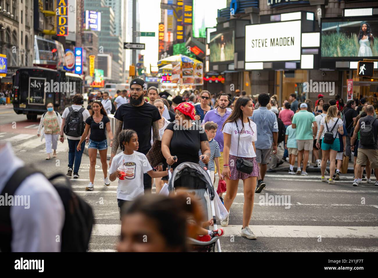 New york times square ads day hi-res stock photography and images - Alamy