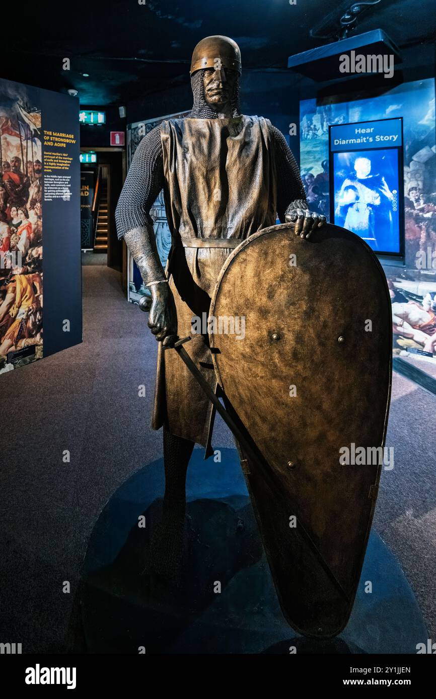 Die Figur des Strongbow in der Dublinia in Dublin Stock Photo - Alamy