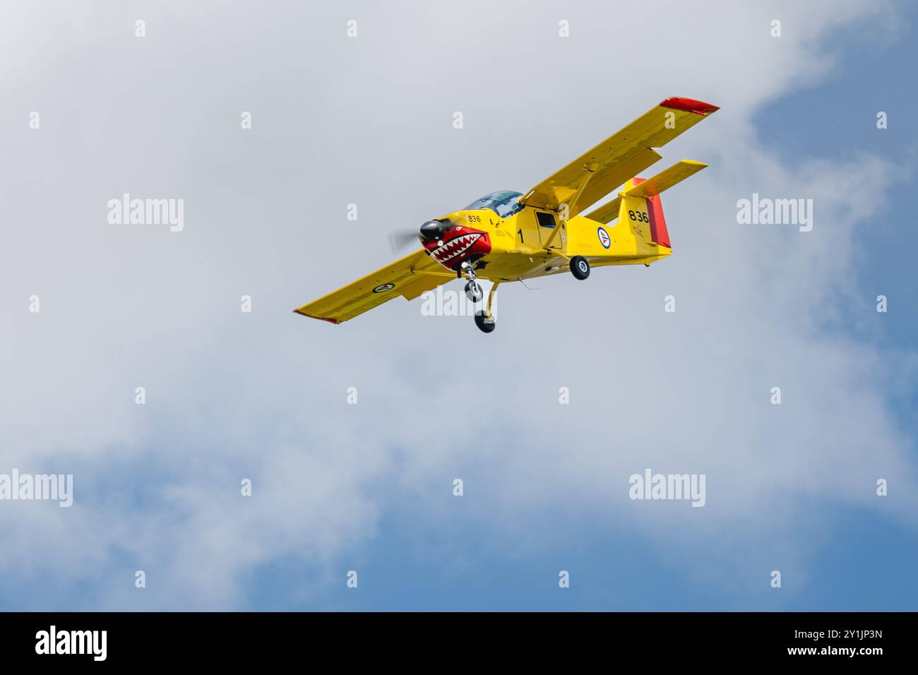 Royal Norwegian Air Force - Yellow Sparrows display team, arriving at ...