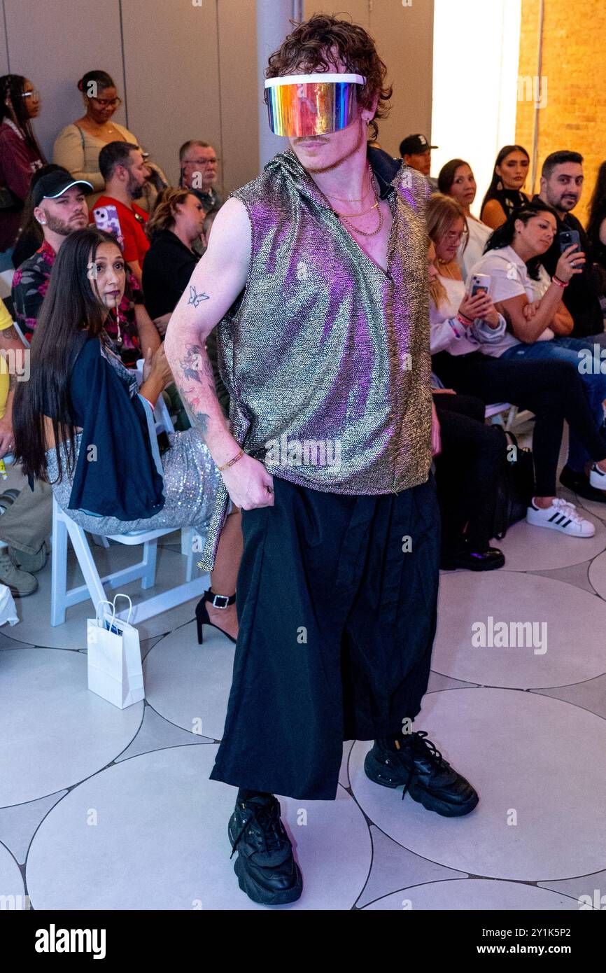 New York, NY, USA. 6th Sep, 2024. Runway models captivate the crowd ...