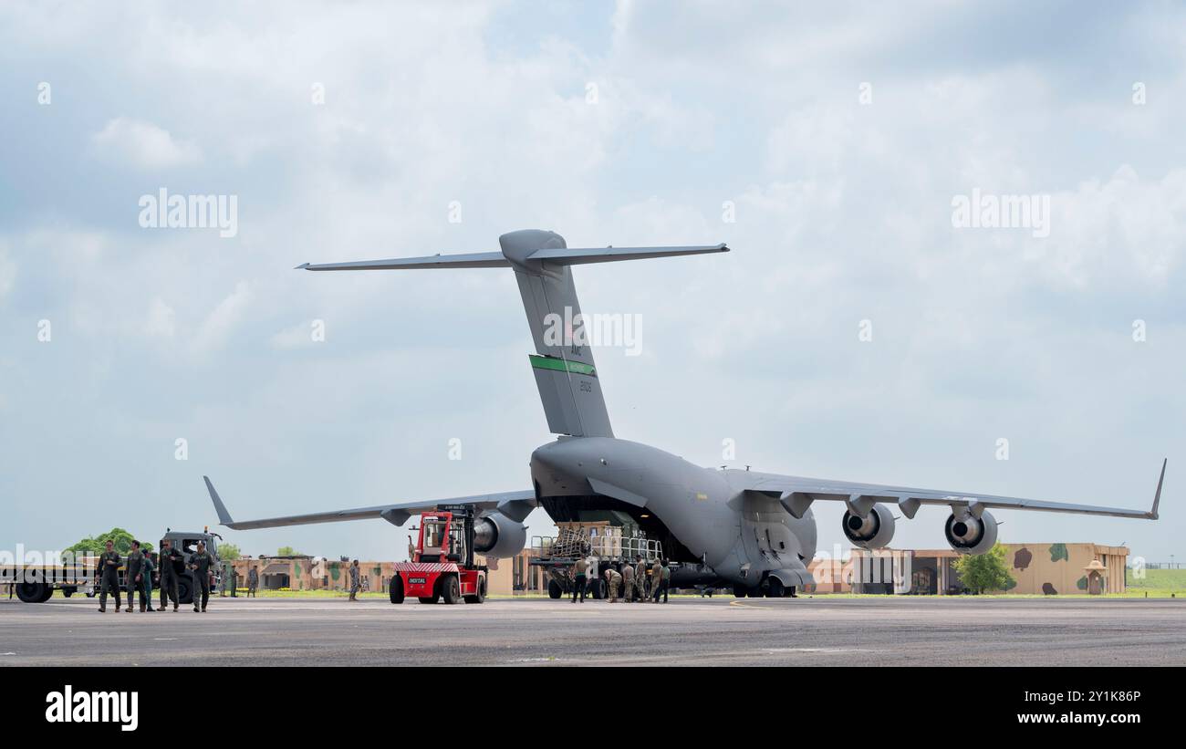 U.S. Air Force and Indian Air Force members off-load cargo from a C-17 ...
