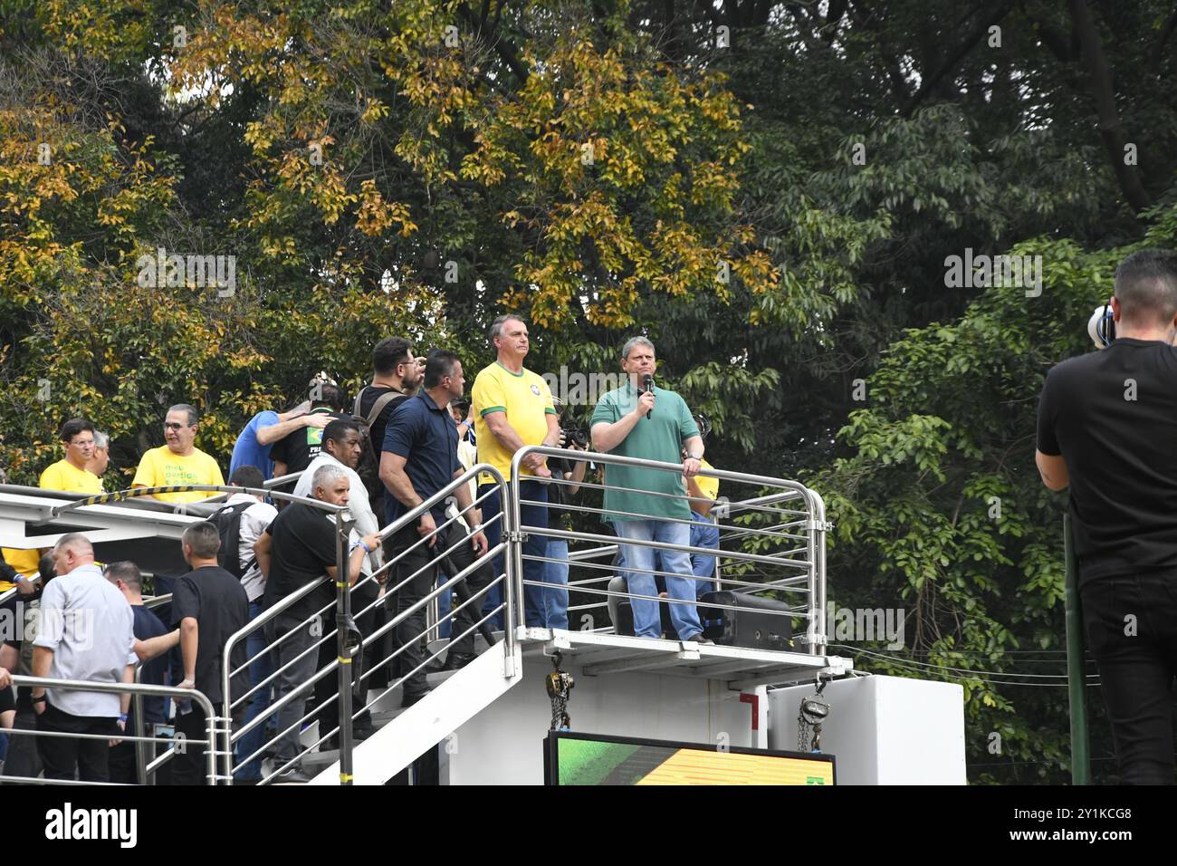 Governor Tarcísio de Freitas alongside former President Jair Bolsonaro ...