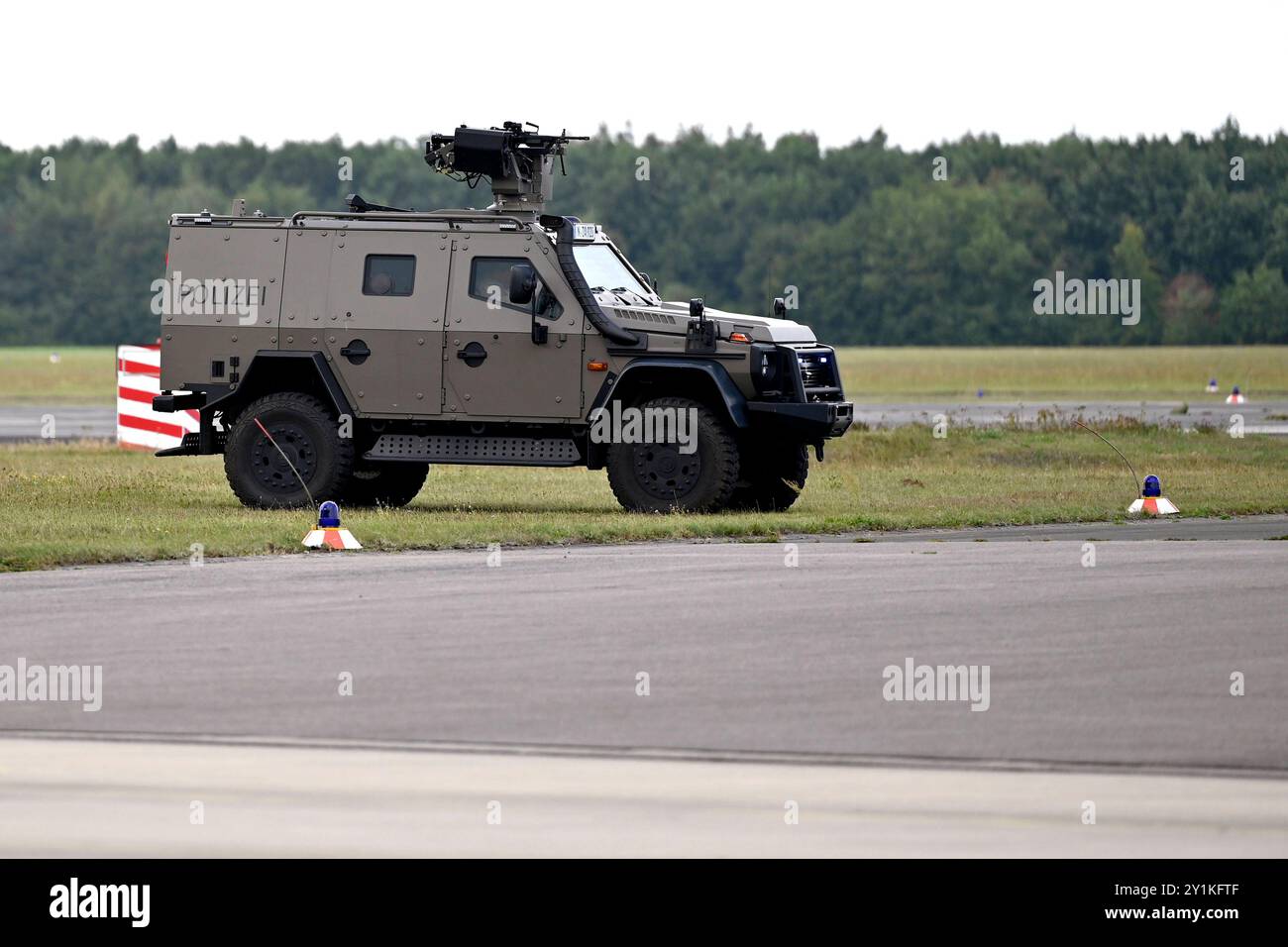 Gepanzertes Polizeifahrzeug der Polizei Bayern mit MG beim Festakt 50 ...