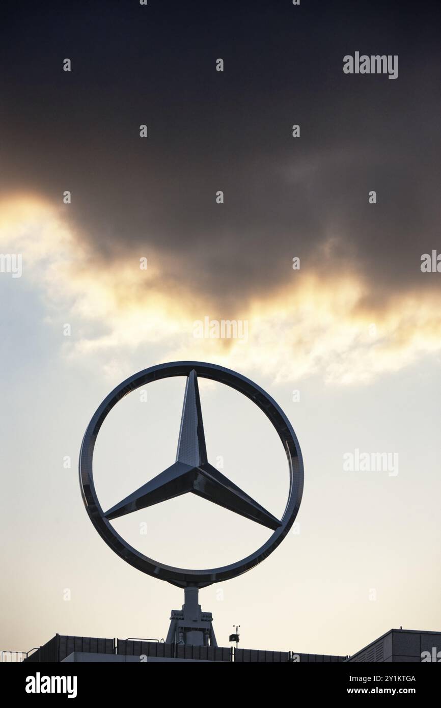 Symbolic image, Dark clouds at Mercedes, Mercedes-Benz logo in front of ...