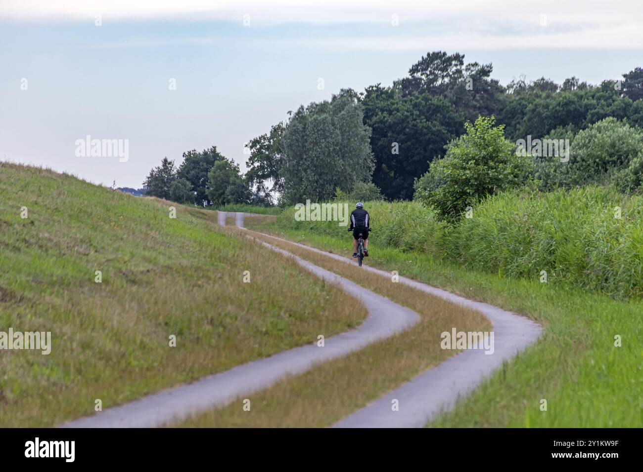Two way cycle tracks hi-res stock photography and images - Alamy