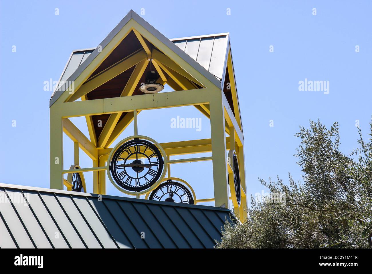 Four sided clock hi-res stock photography and images - Alamy
