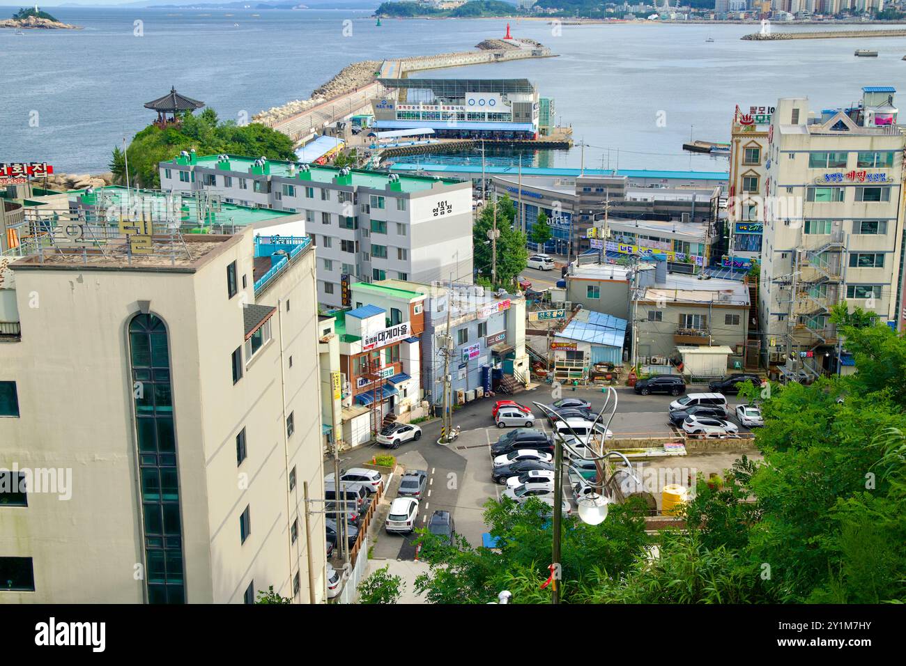Sokcho Lighthouse, Dongmyeong Port, Sokcho, Korea, East Sea, city view ...