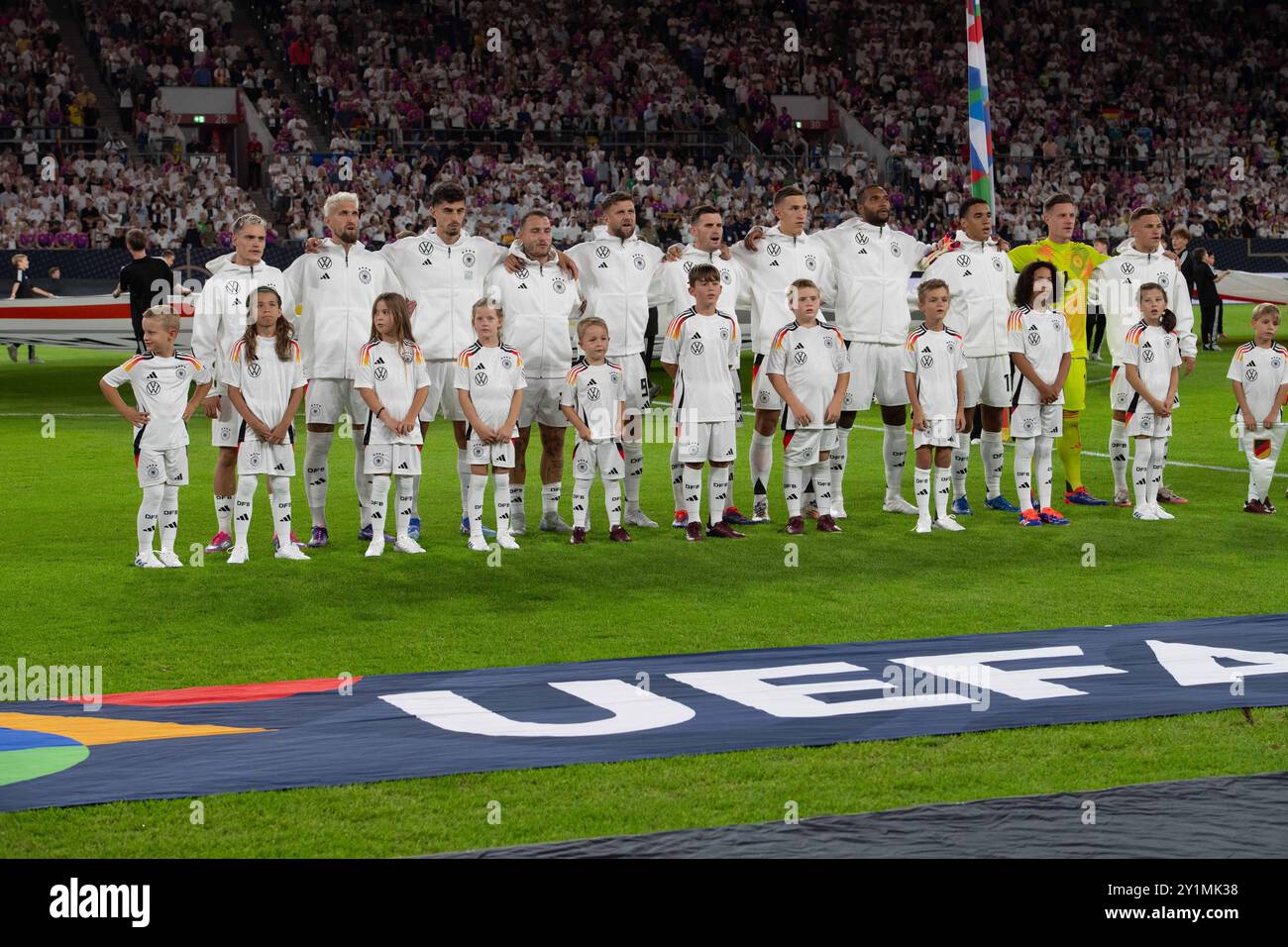 Die Deutsche Fussball Nationalmannschaft bei der Nationalhymne, v.l ...