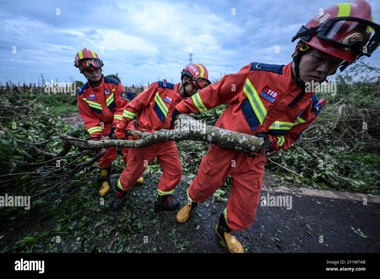 Chengmai, China's Hainan Province. 7th Sep, 2024. Rescuers remove ...