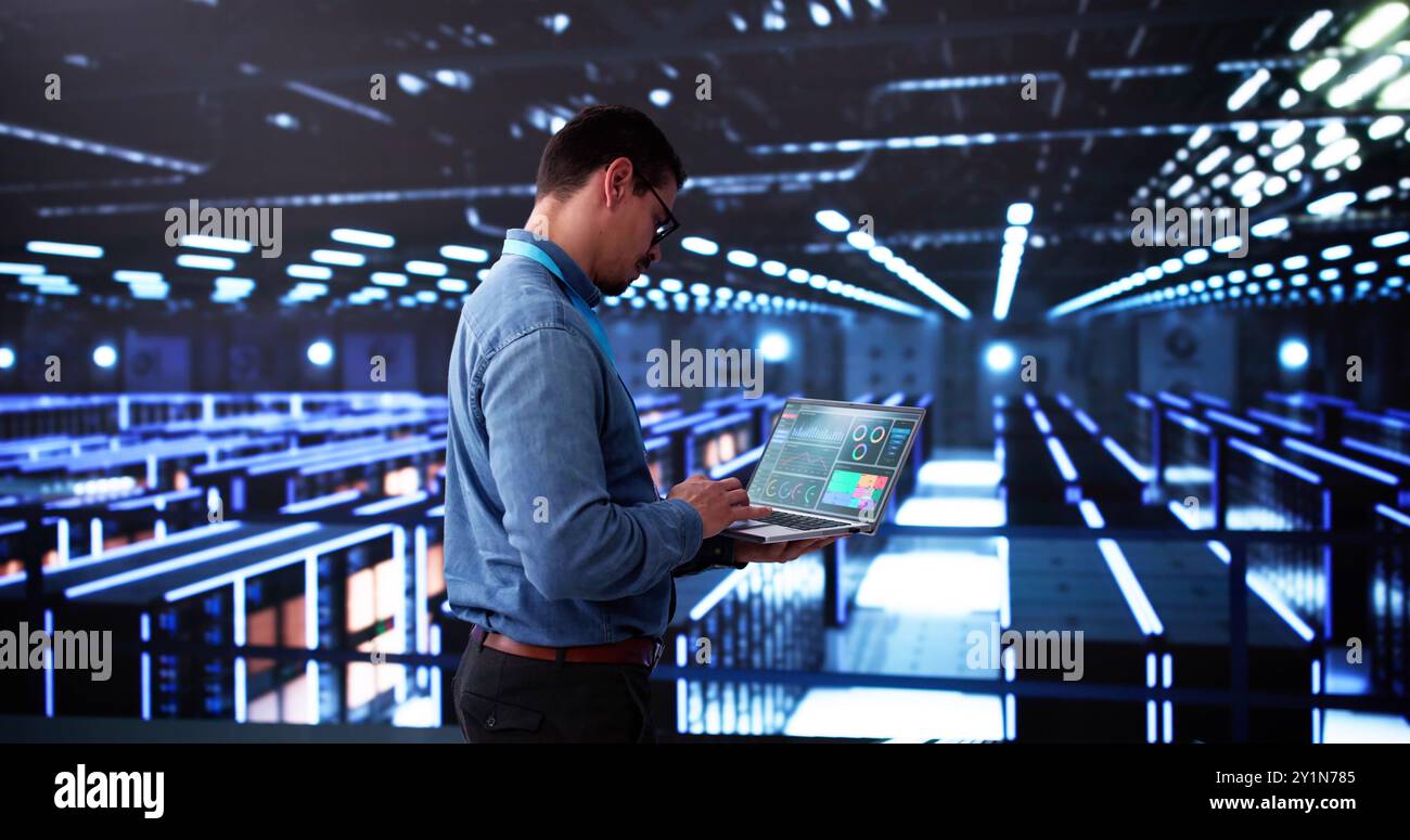 Analyst Engineer In Cloud Data Center Using Computer Stock Photo - Alamy