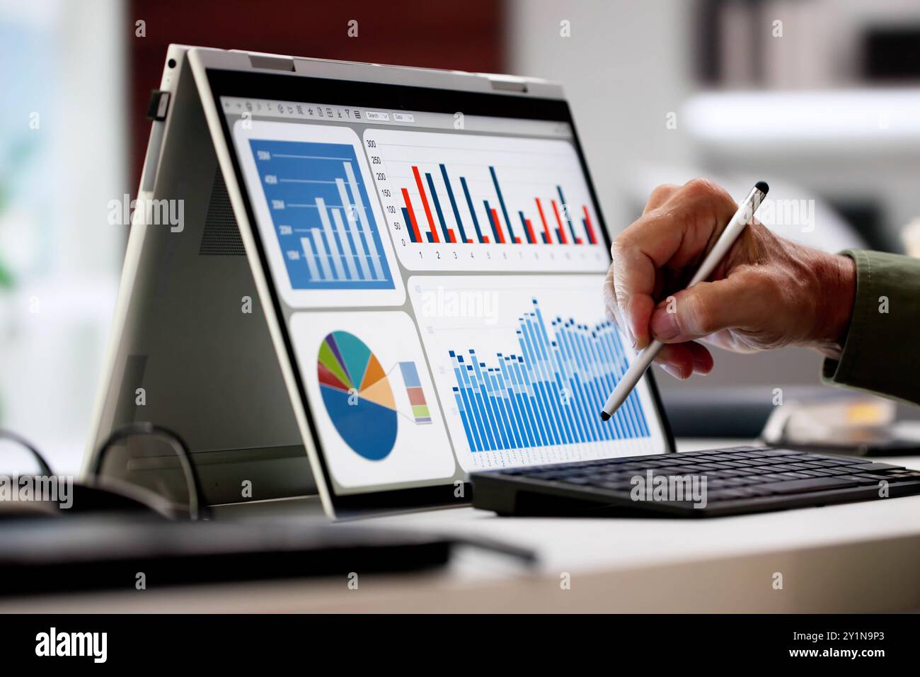 Data Analyst Using Data Analytics KPI Dashboard Stock Photo - Alamy