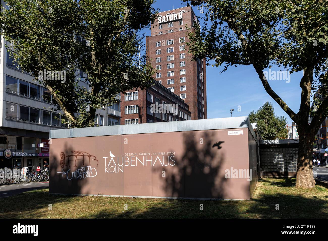 pigeon house on Hansaring street, behind it the Hansa high-rise ...