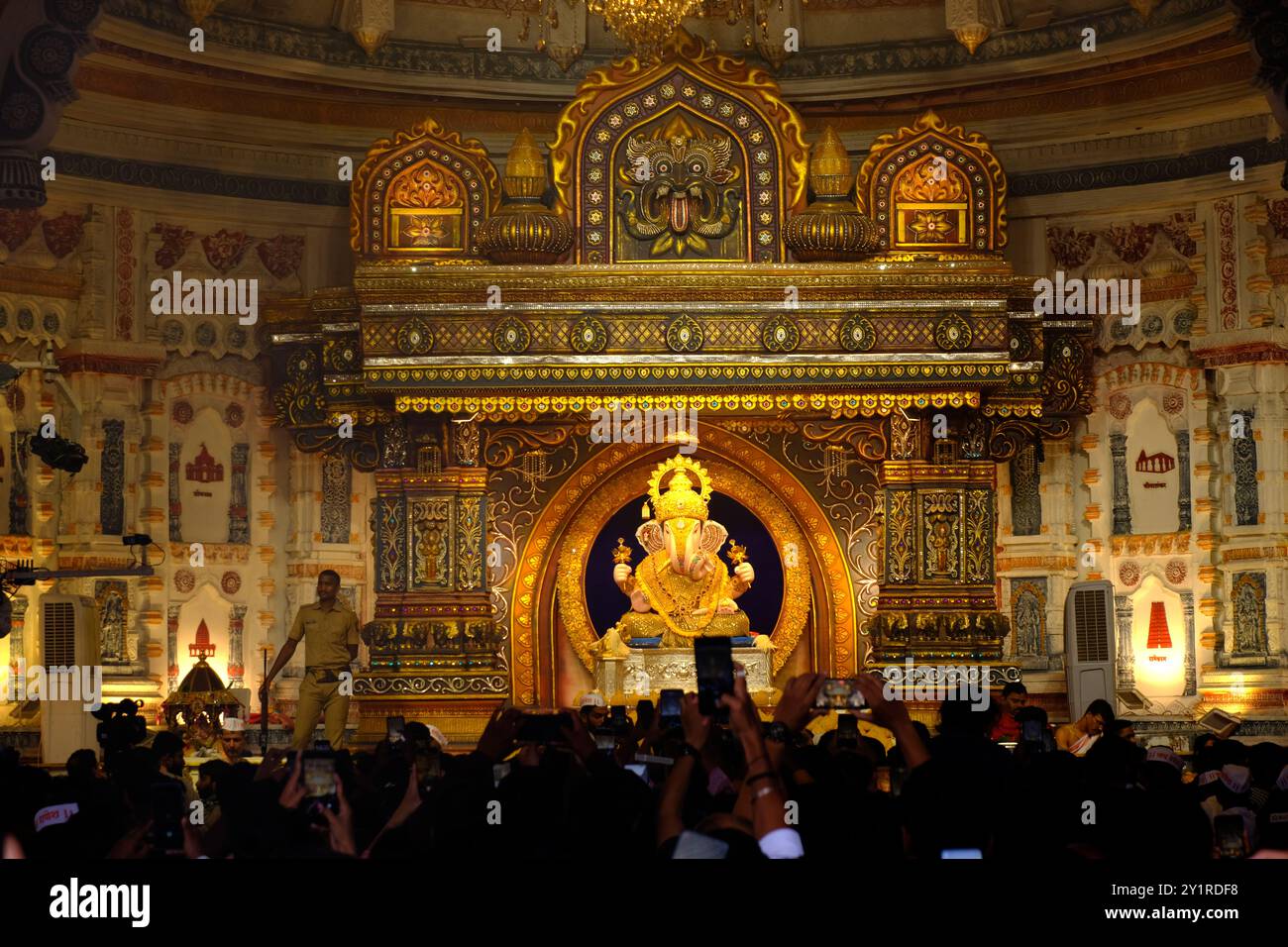 Dagdusheth ganpati pune hi-res stock photography and images - Alamy