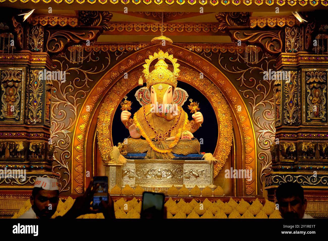 Dagdusheth ganpati pune hi-res stock photography and images - Alamy