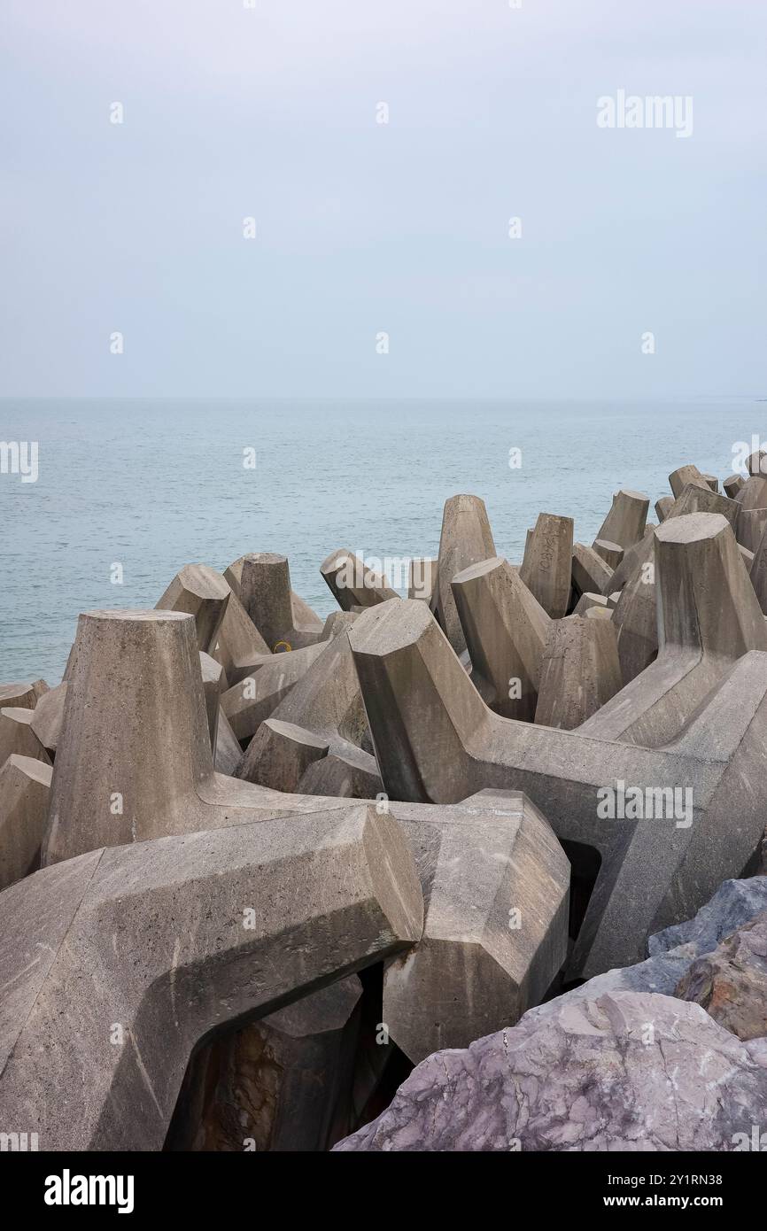 Concrete structure wave barrier hi-res stock photography and images - Alamy
