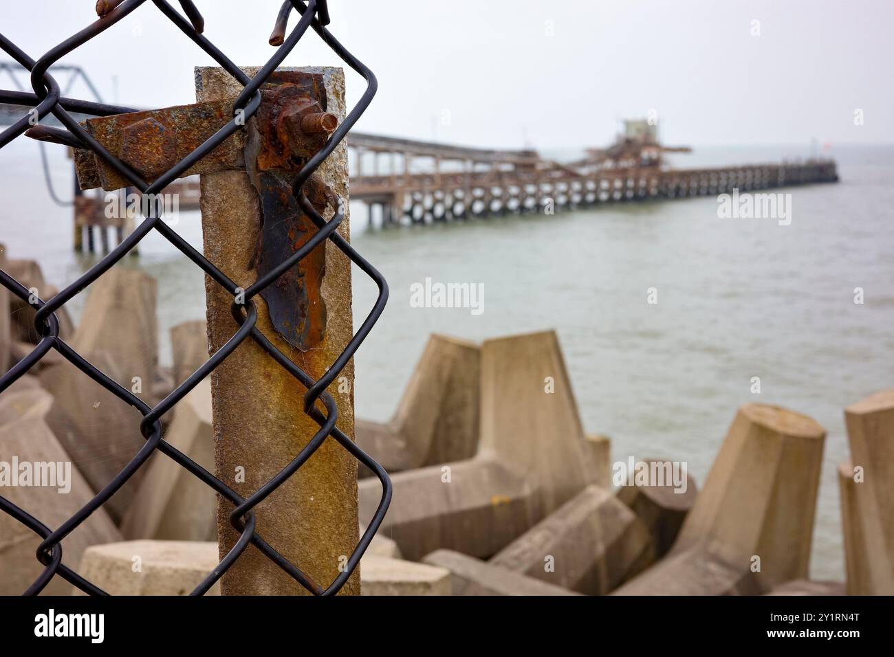 Chain elements in colors hi-res stock photography and images - Alamy