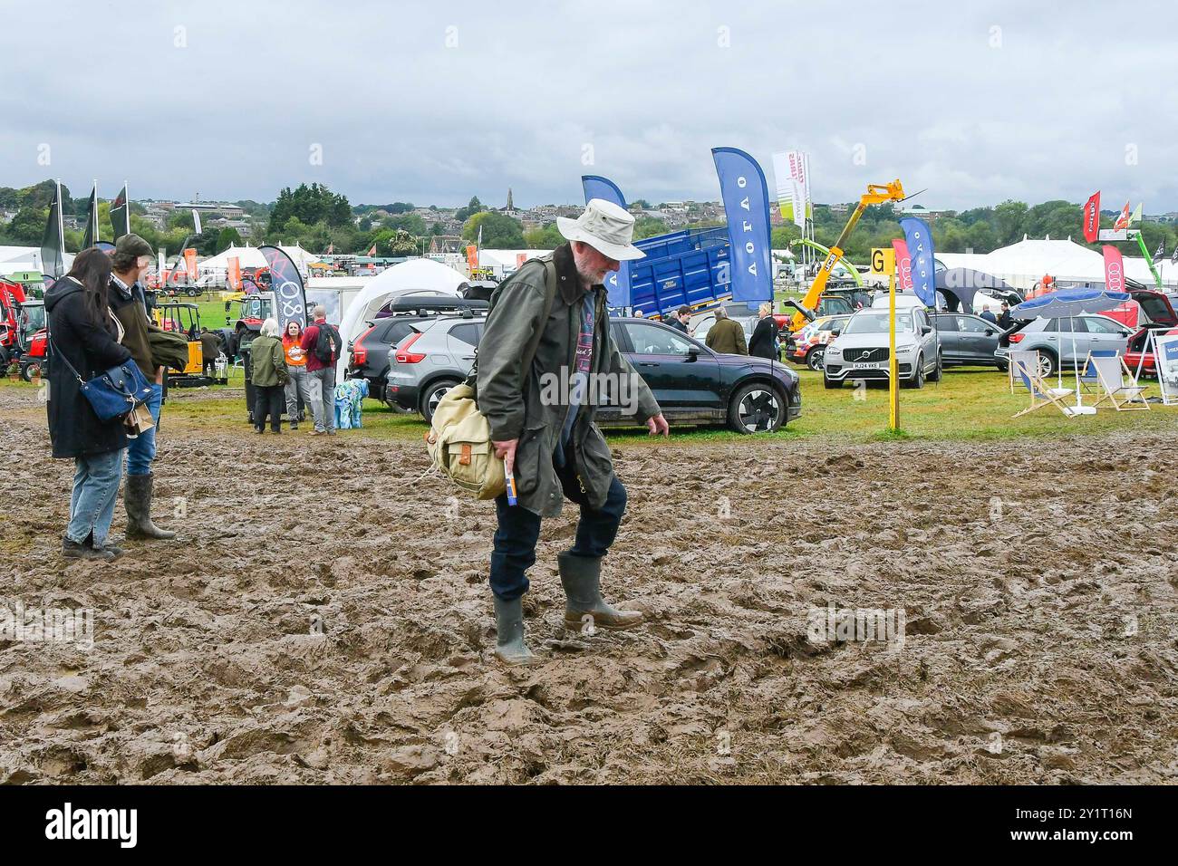 Dorchester, Dorset, UK. 8th September 2024. UK Weather: Visitors to the ...