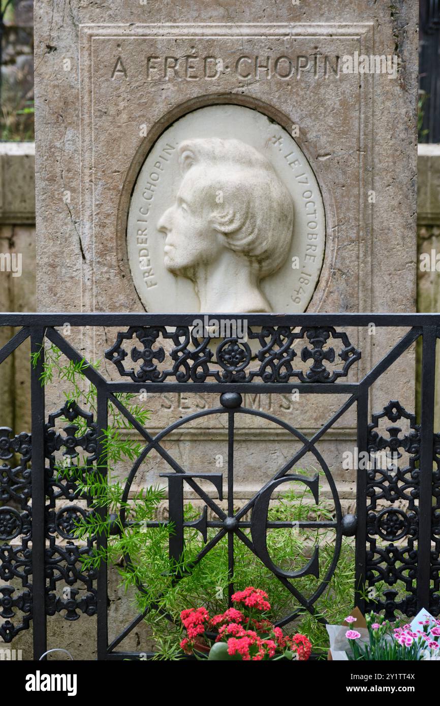 Grave of Frederic Chopin at the Pere Lachaise cemetery, Paris, France ...