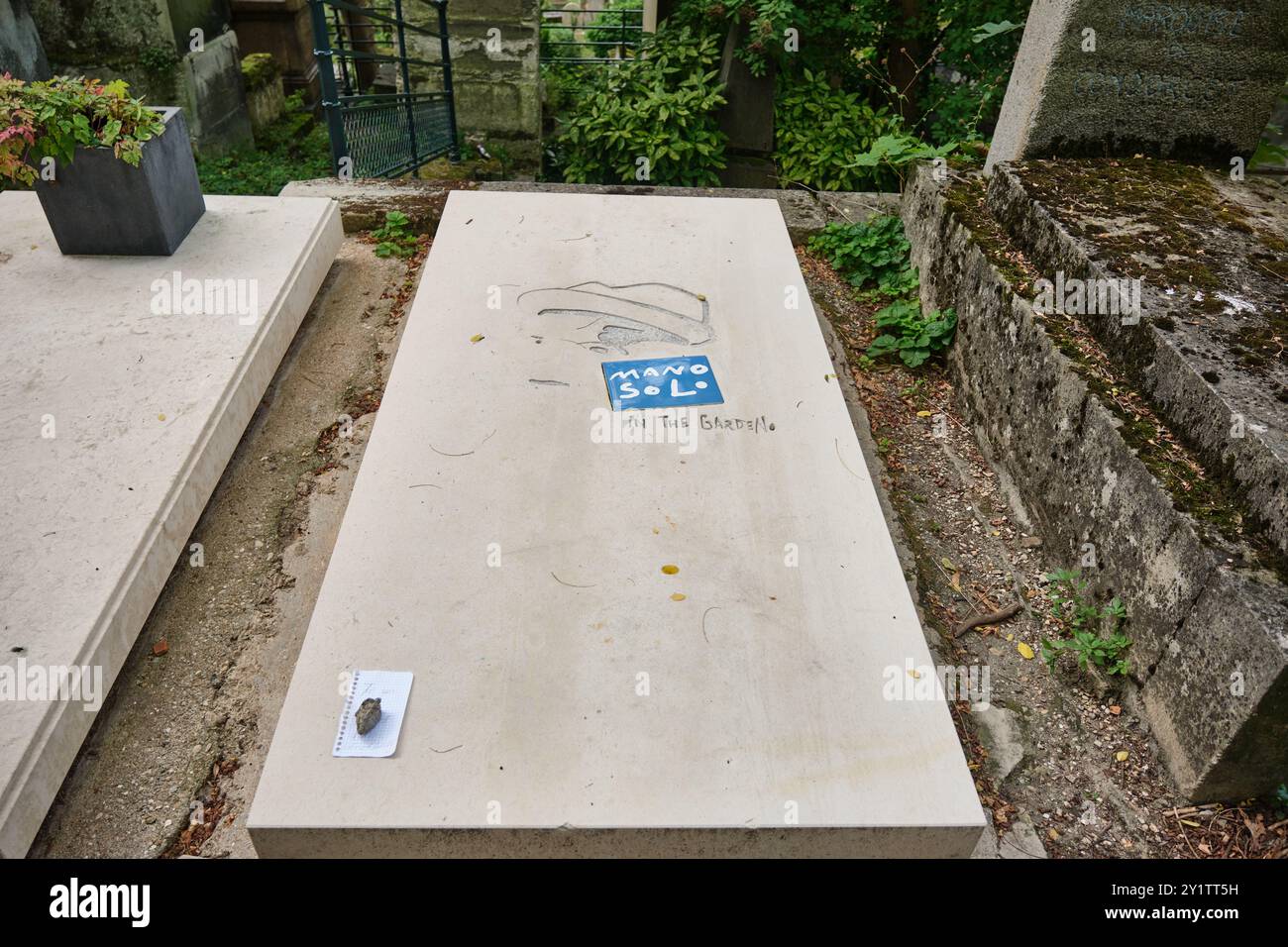 The grave of the French singer, writer & artist Mano Solo in the Pere ...