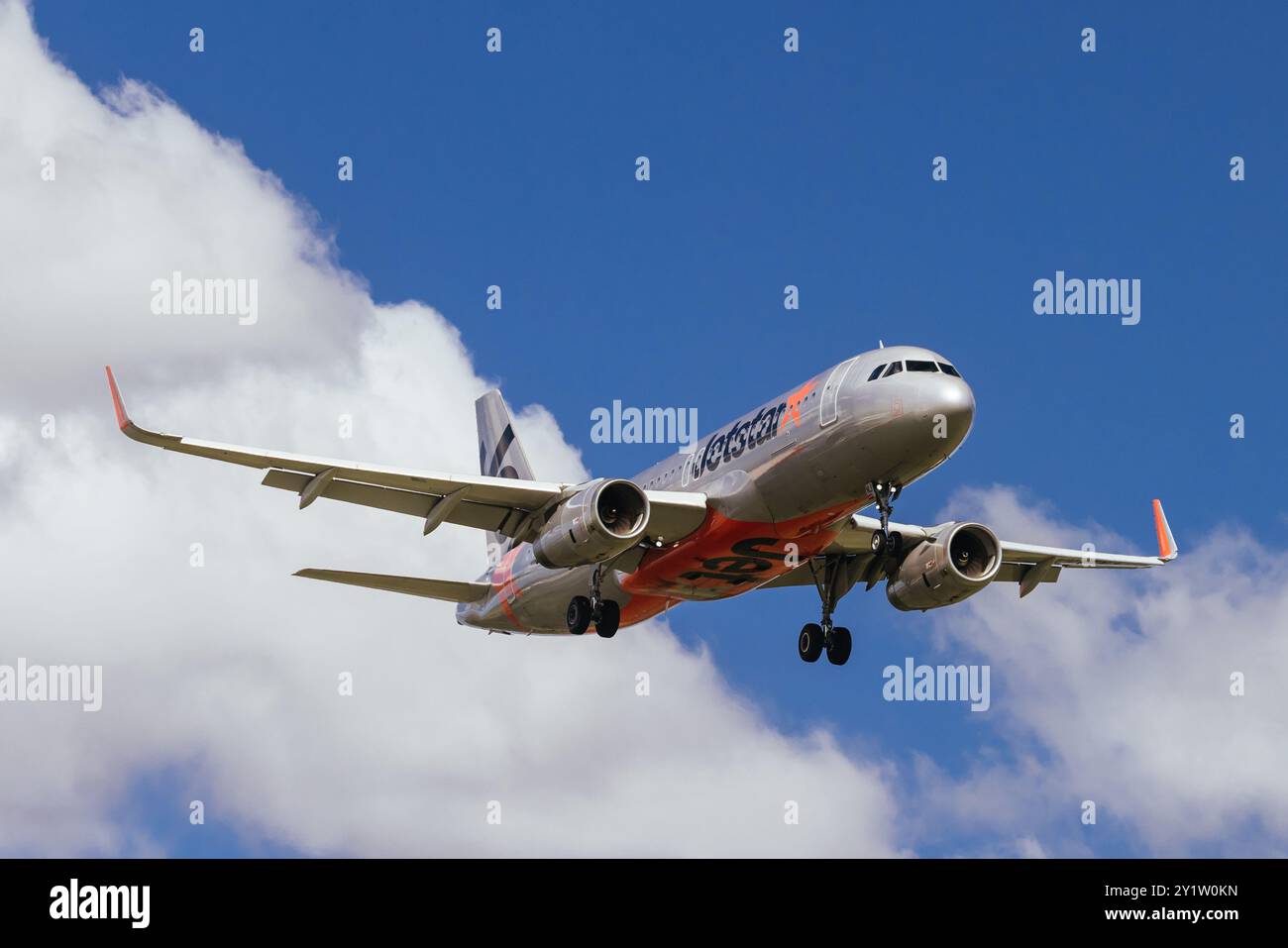 Jetstar Airbus A320 Flying into Melbourne Stock Photo - Alamy