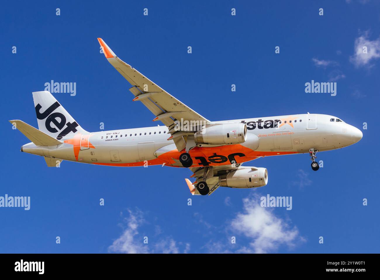 Jetstar Airbus A320 Flying into Melbourne Stock Photo - Alamy