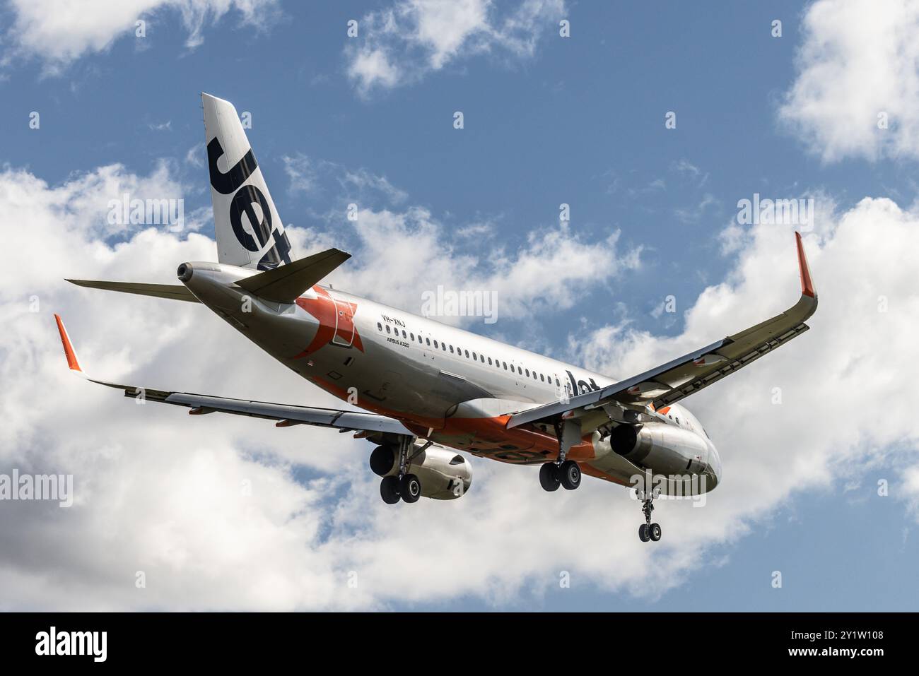 Jetstar Airbus A320 Flying into Melbourne Stock Photo - Alamy