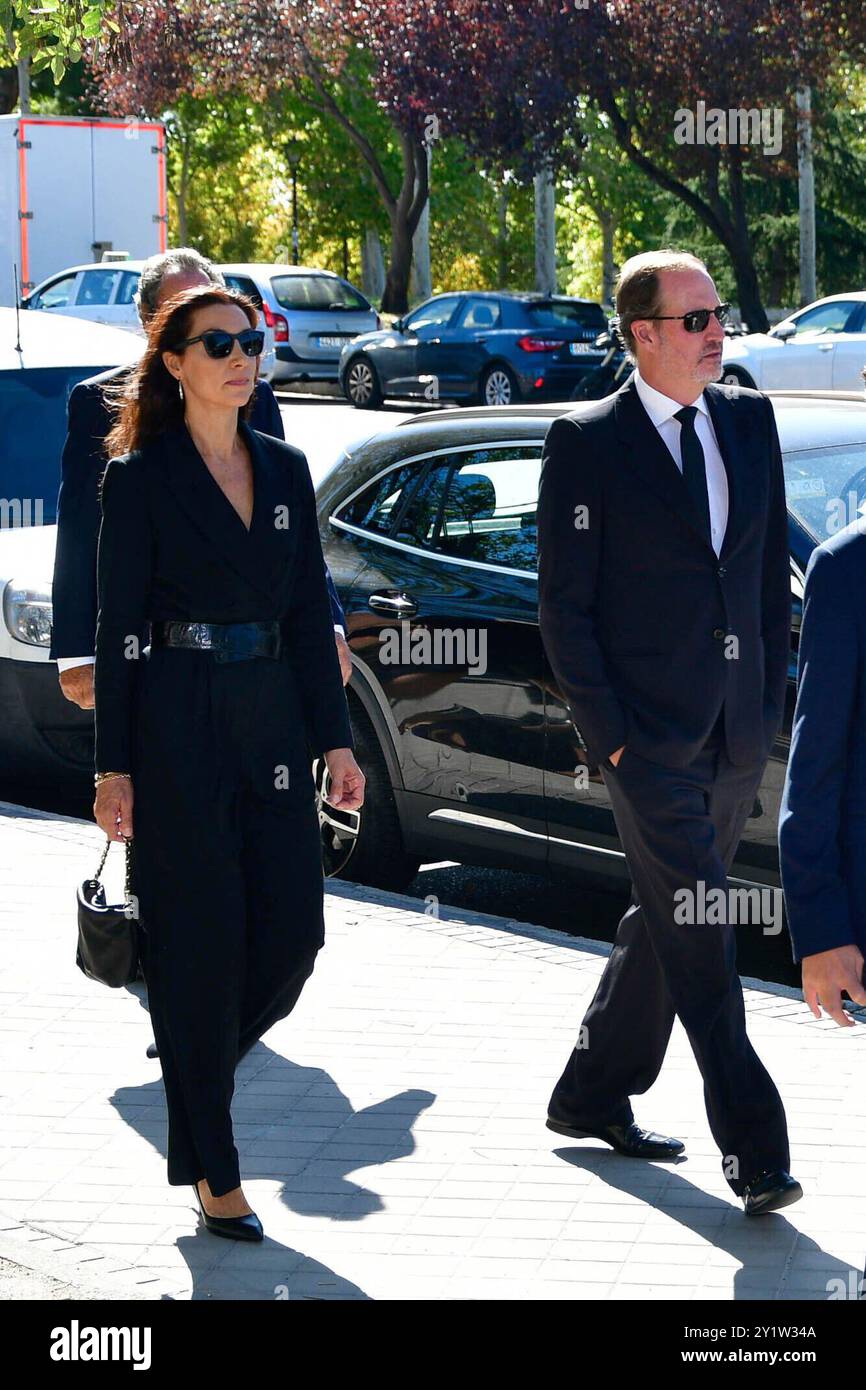 Bruno Gómez-Acebo and Barbara Cano arrives at San Isidro Cemetery for ...