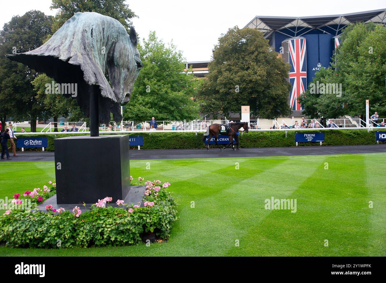Horse sculpture parade ring ascot hi-res stock photography and images ...