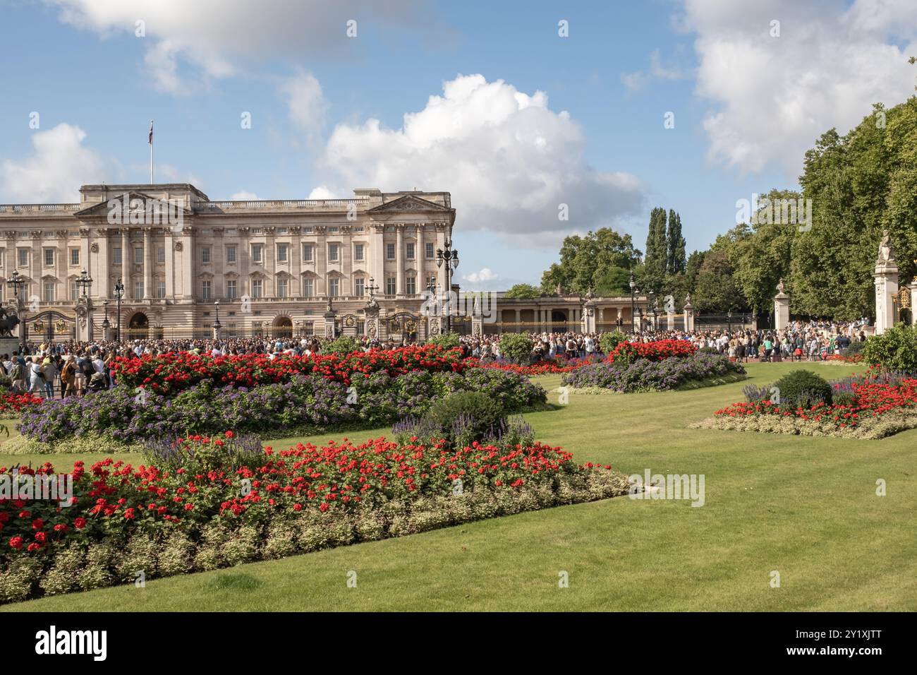 Buckingham Palace and the stunning gardens, central London Stock Photo ...