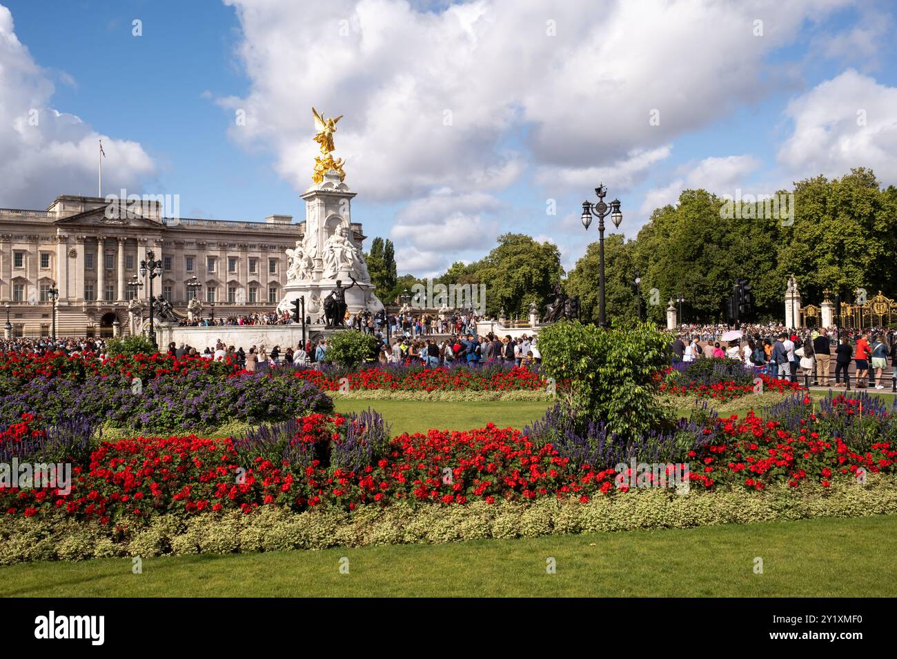 Buckingham Palace and the stunning gardens, central London Stock Photo ...