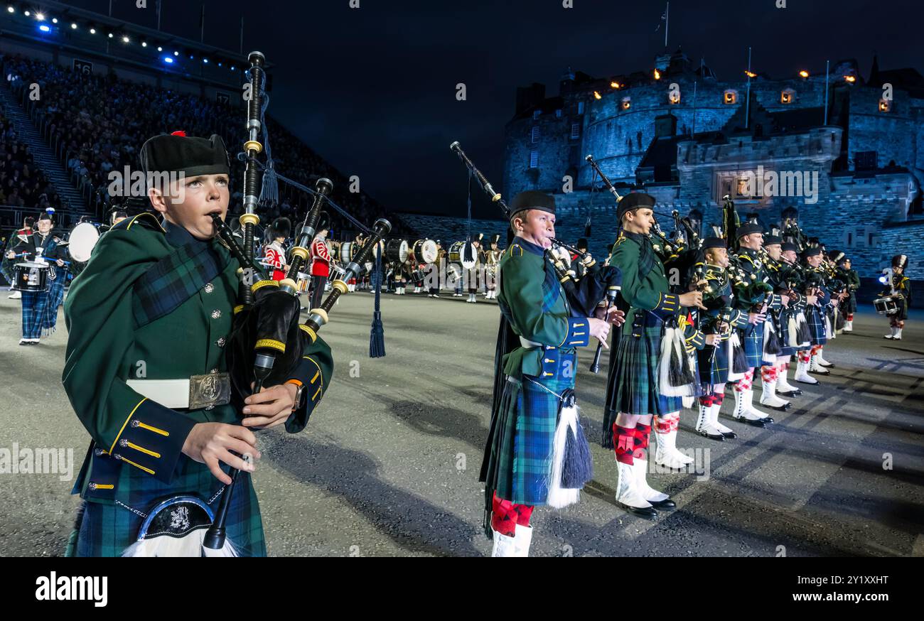 Scottish soldiers marching playing bagpipes, Edinburgh Military Tattoo ...
