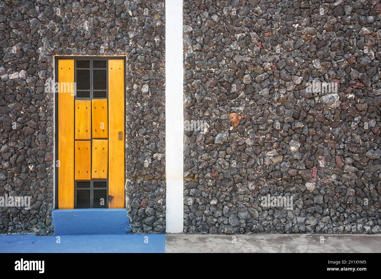 Building wall made of volcanic rocks, architectural background Stock ...
